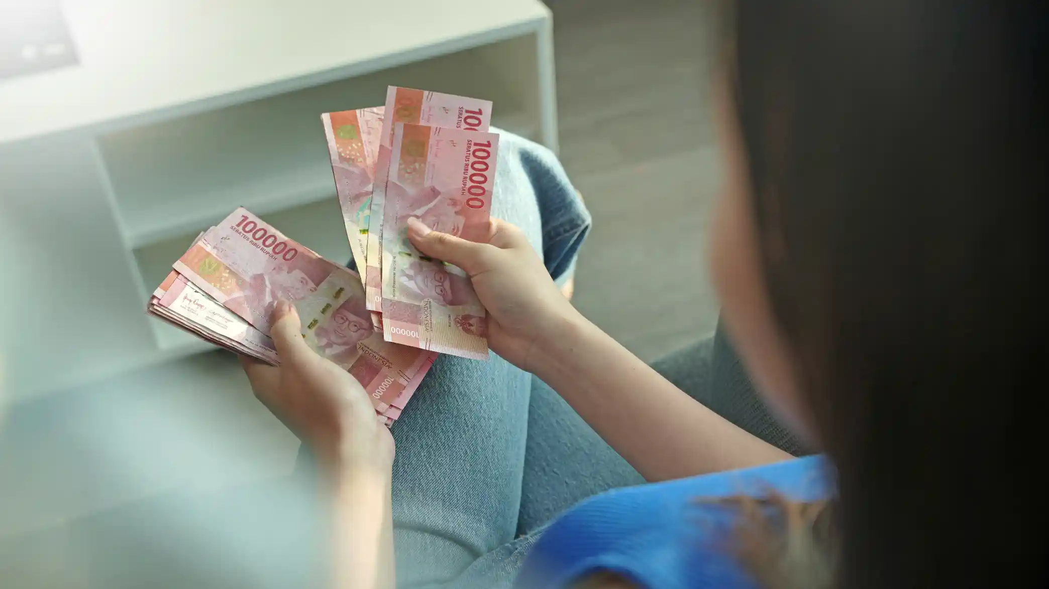 Menabung atau Bayar Hutang Dulu? Temukan Solusinya di Sini! - Mandiri Finansial